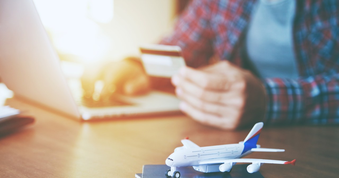 Jak kupić tanie bilety lotnicze? Najlepsze triki - top.pl
