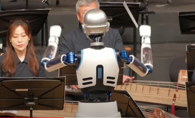 Poznajcie EveR 6. Jest robotem i poprowadził występ narodowej orkiestry ...