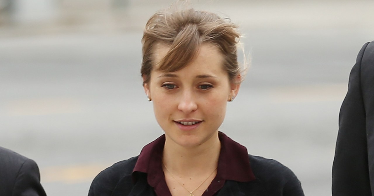 Allison Mack została przedterminowo zwolniona z więzienia. Werbowała do ...