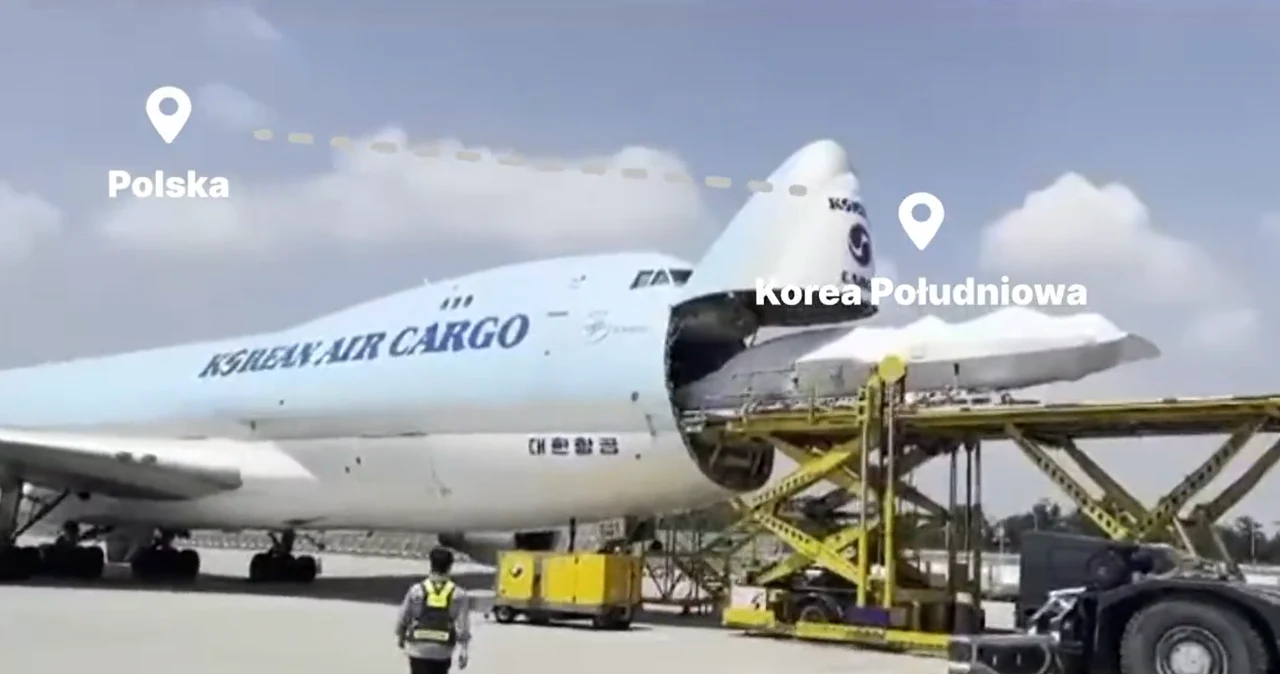 Koreańskie samoloty FA-50 trafią do Polski. Tak wygląda ich załadunek - Wydarzenia w INTERIA.PL
