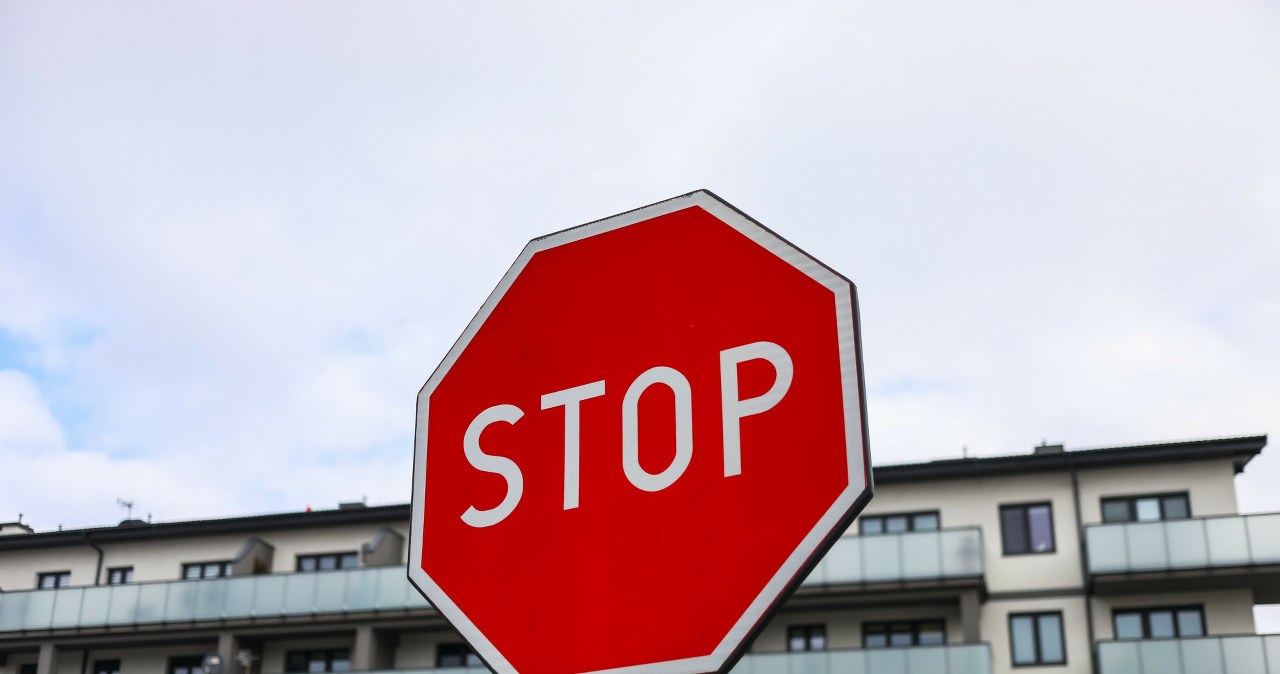 Ważniejszy jest znak STOP czy znak ustąp? Kto ma pierwszeństwo? - Motoryzacja w INTERIA.PL