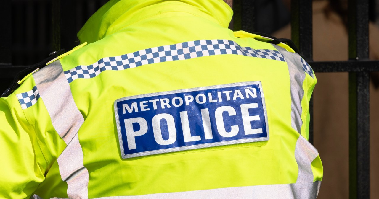 Londyn: Zakuto ją w kajdanki na oczach dziecka. Internauci wściekli ...