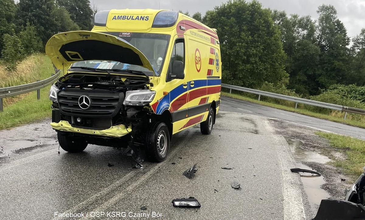 Zderzenie karetki i samochodu. Cztery osoby ranne - RMF 24