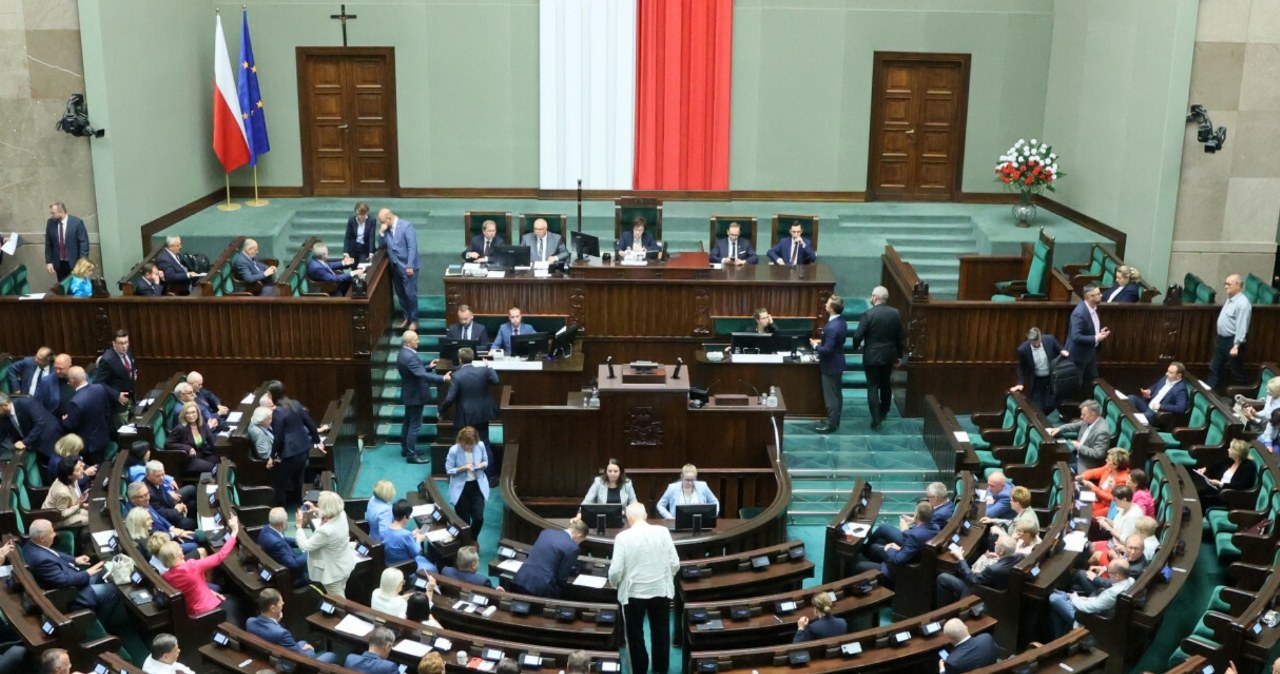 Wybory 2023. Najnowszy sondaż CBOS. KO ze znacznym spadkiem - Wydarzenia w INTERIA.PL