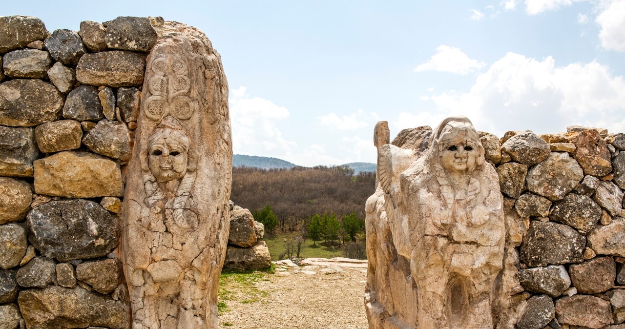 W starożytnych ruinach odkryto nieznany język. Używał go tajemniczy lud ...