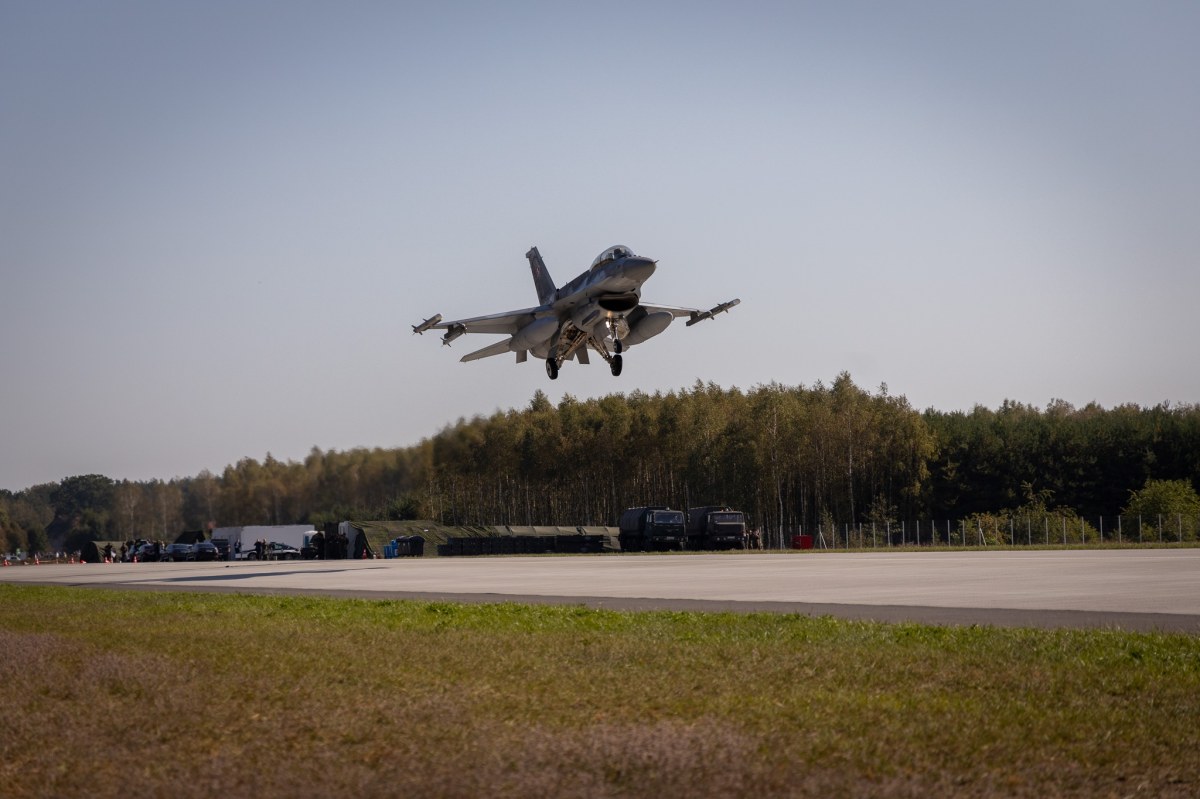 F-16 na wyciągnięcie ręki. Niecodzienne ćwiczenia ROUTE 604 [WIDEO ...