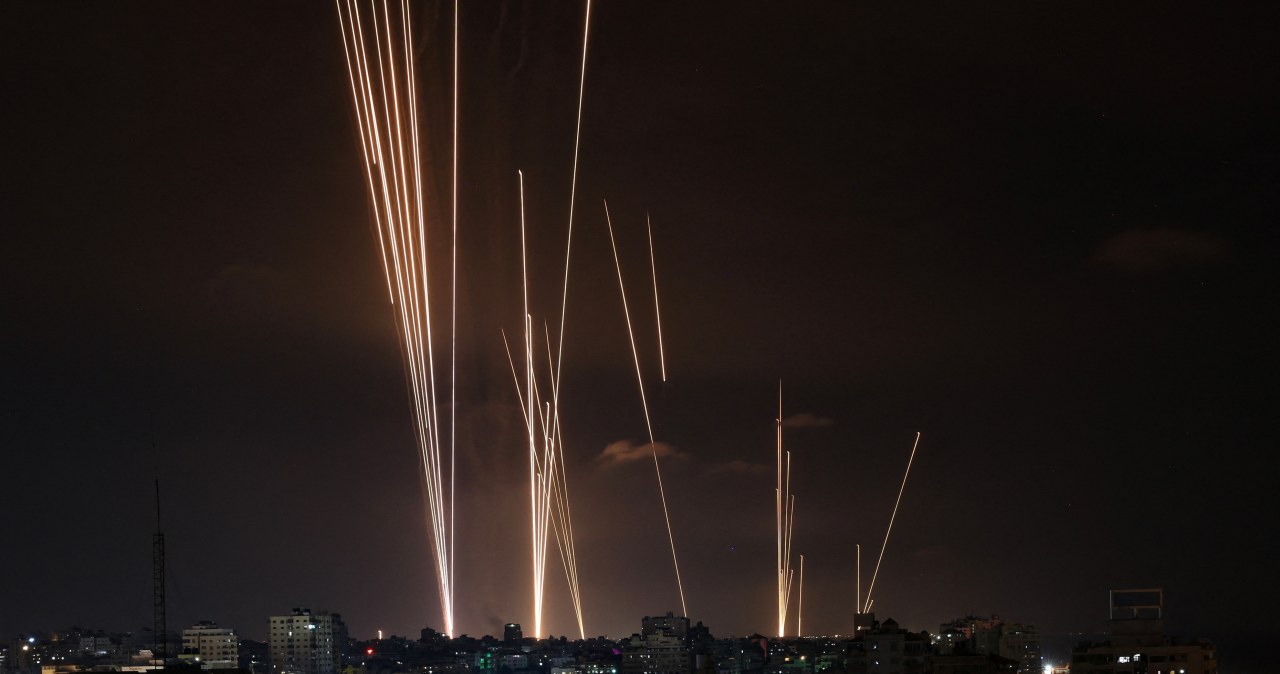 Izrael. Zmasowany atak na Tel Awiw. Hamas wystrzelił ponad sto rakiet ...