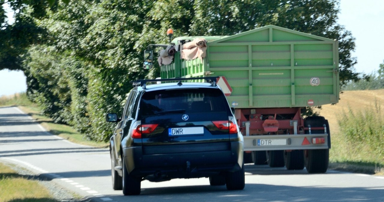 Wyprzedzasz traktor na podwójnej ciągłej. Czy będzie mandat? - Motoryzacja w INTERIA.PL
