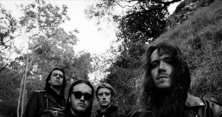 Upon Stone: Sprawdź tytułowy utwór z debiutanckiego albumu "Dead Mother ...