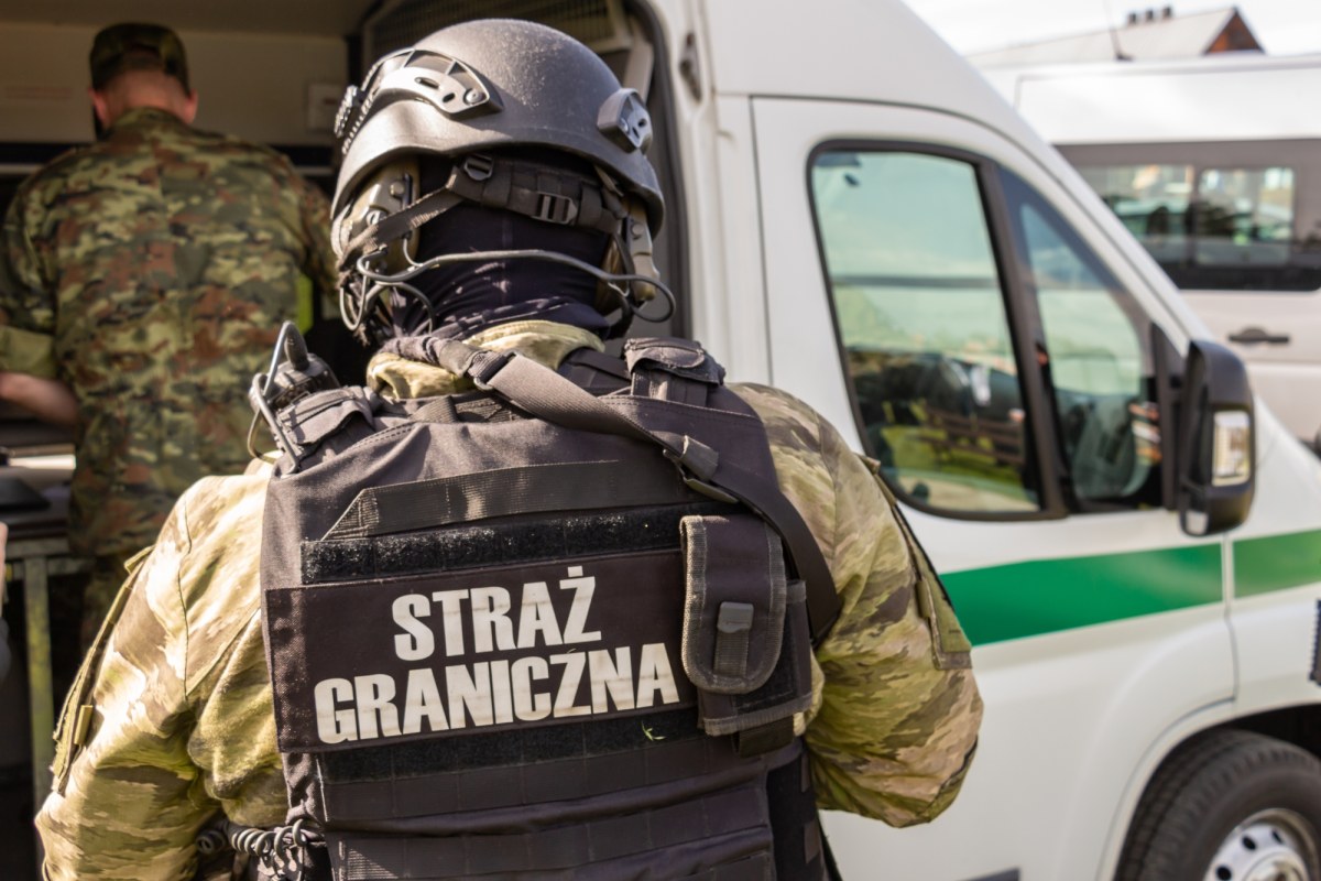 Przez granicę przerzucili ok. 2600 osób. Gang przemytników rozbity - RMF 24
