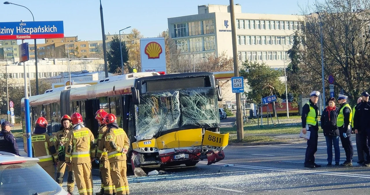 Warszawa. Poważny wypadek autobusu. Są ranni - Wydarzenia w INTERIA.PL