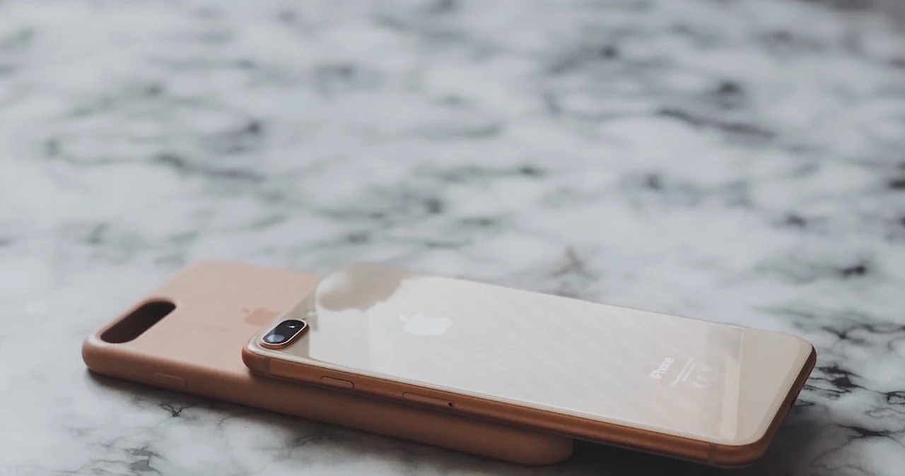 Co chroni telefon przed upadkiem?