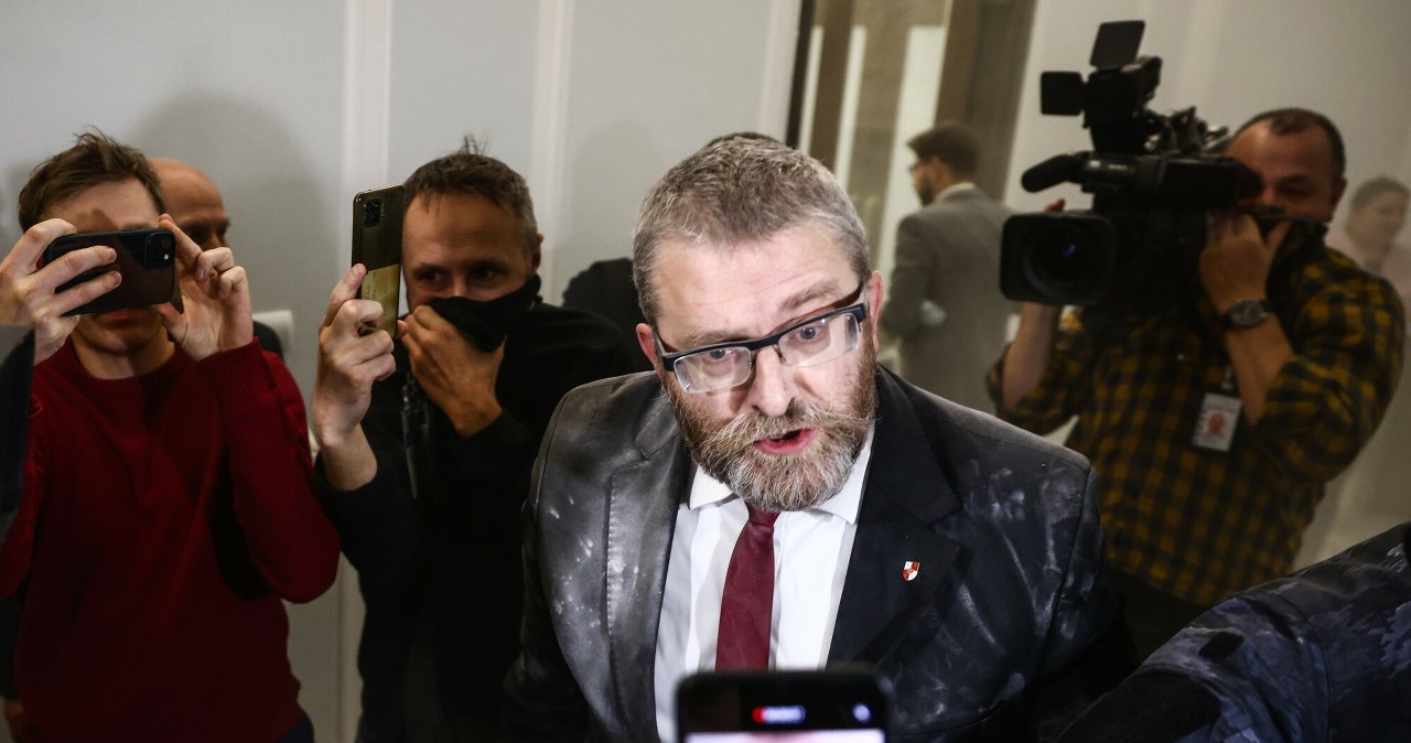 Sejm. Grzegorz Braun użył gaśnicy i dostał karę. Powstała kolejna ...