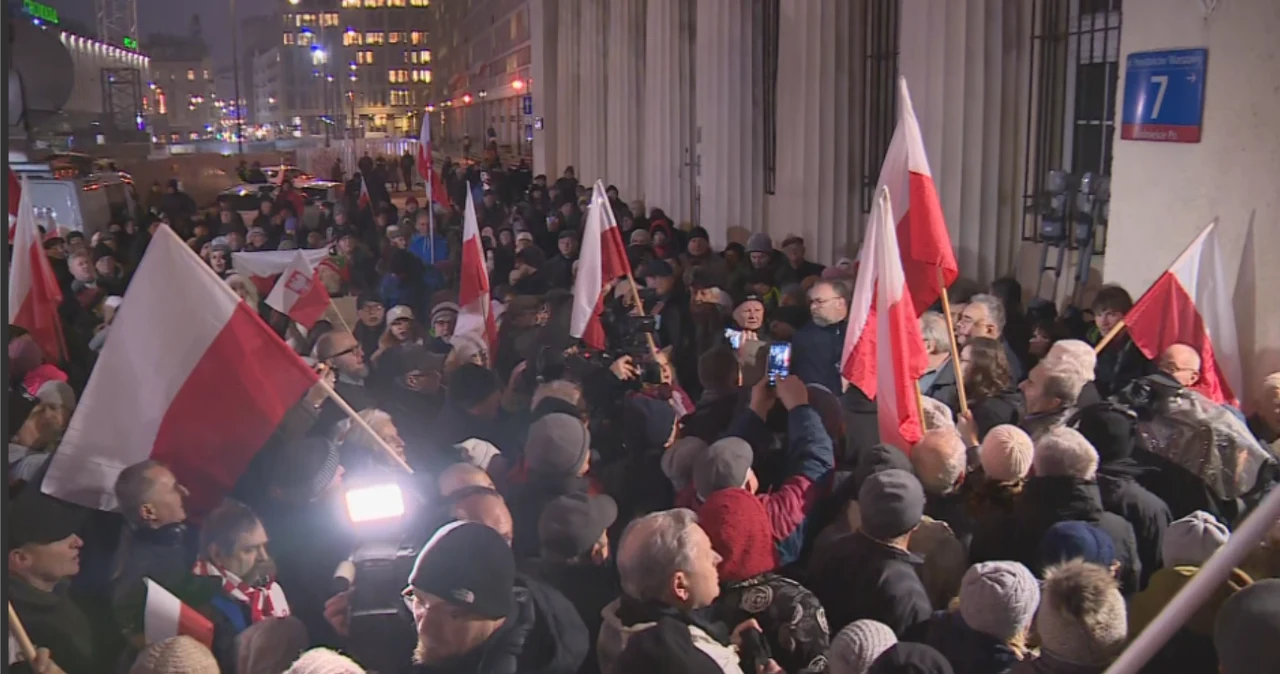 Protest przed TVP "w obronie wolnych mediów" - Wydarzenia w INTERIA.PL