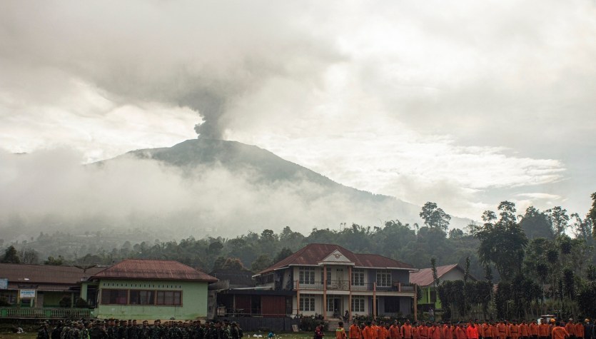 Indonezja: Wybuch wulkanu, w powietrzu niebezpieczny pył. Zamknięto ...