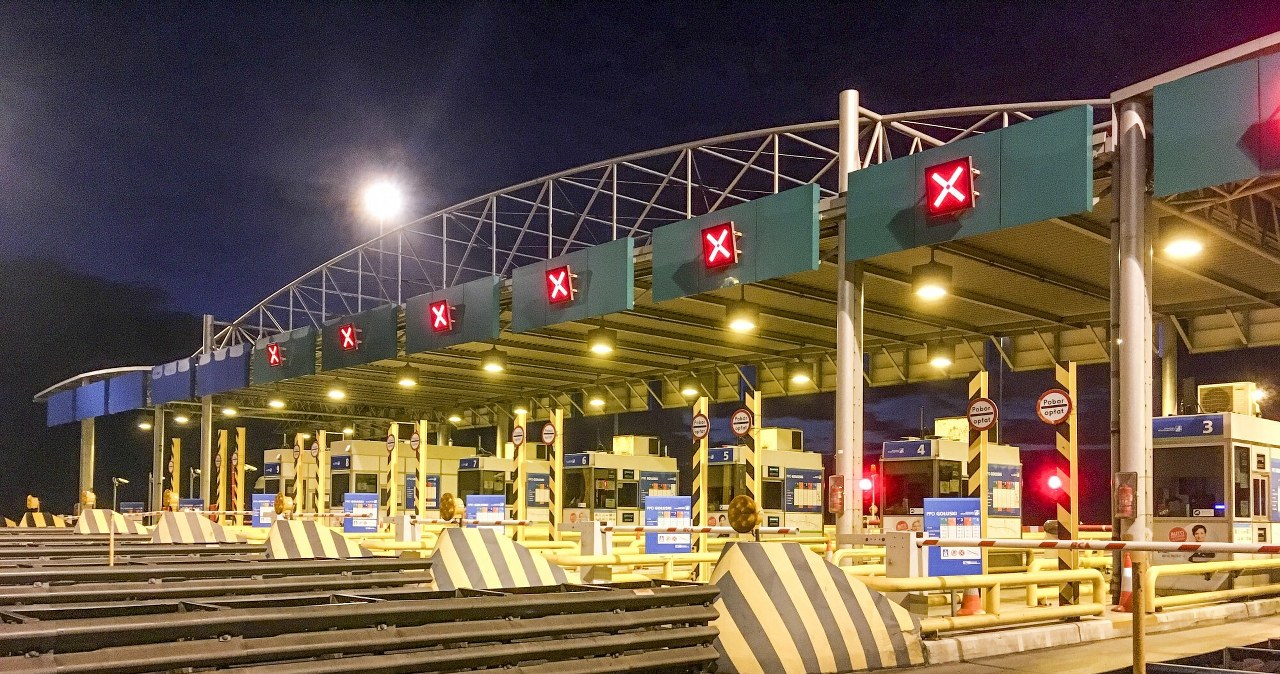 Czerwony znak X to ważny sygnał dla kierowcy. Kara za zignorowanie jest ...