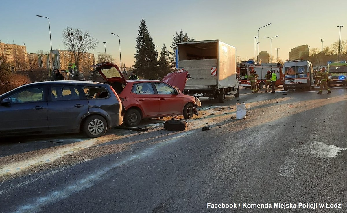 Wypadek z udziałem karetki pogotowia w Łodzi. Cztery osoby ranne - RMF 24
