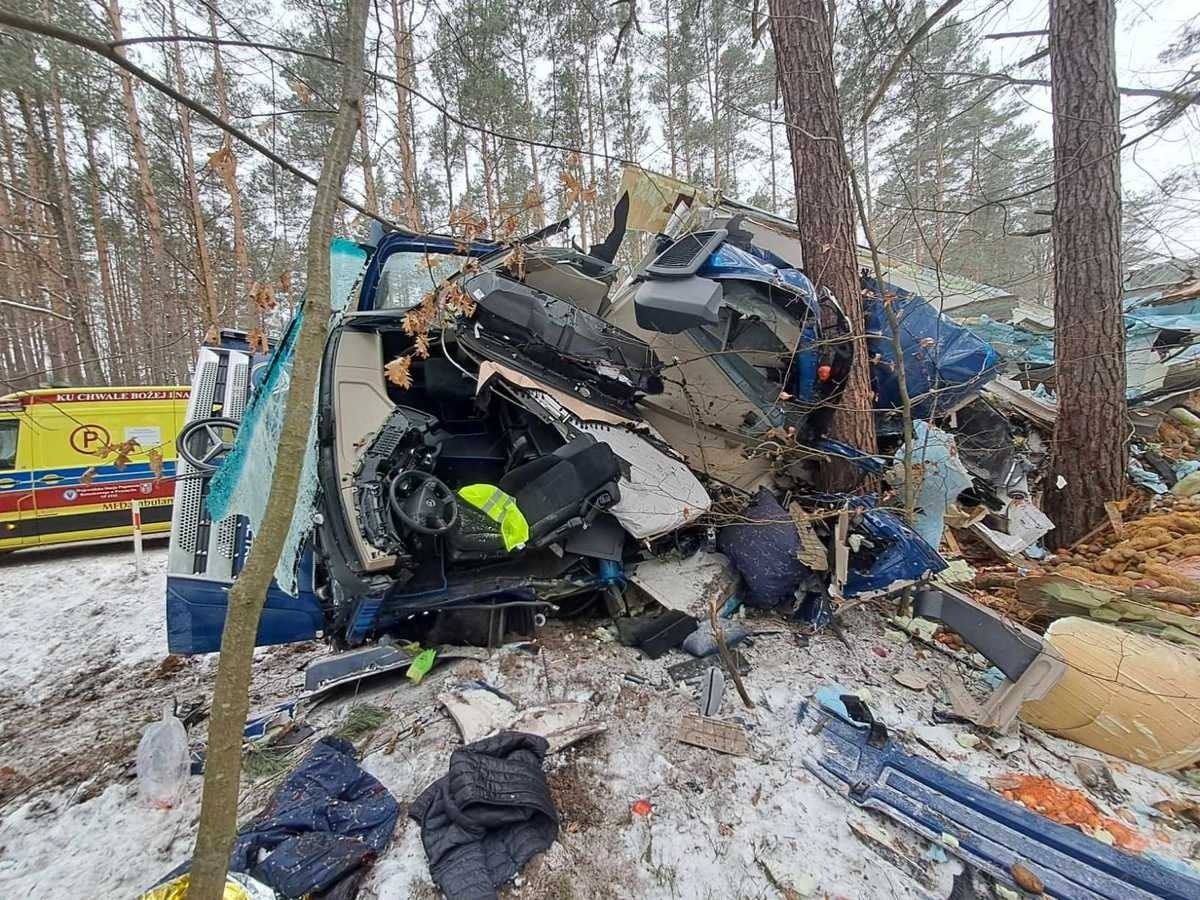 Tragiczny wypadek w Dobrej. Nie żyje kierowca - RMF 24