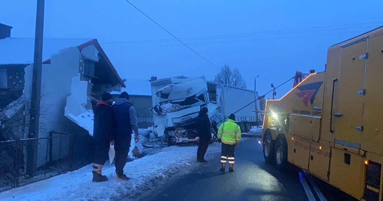 Zakrocz. Dramat na drodze. Ciężarówka wjechała w dom - Wydarzenia w ...