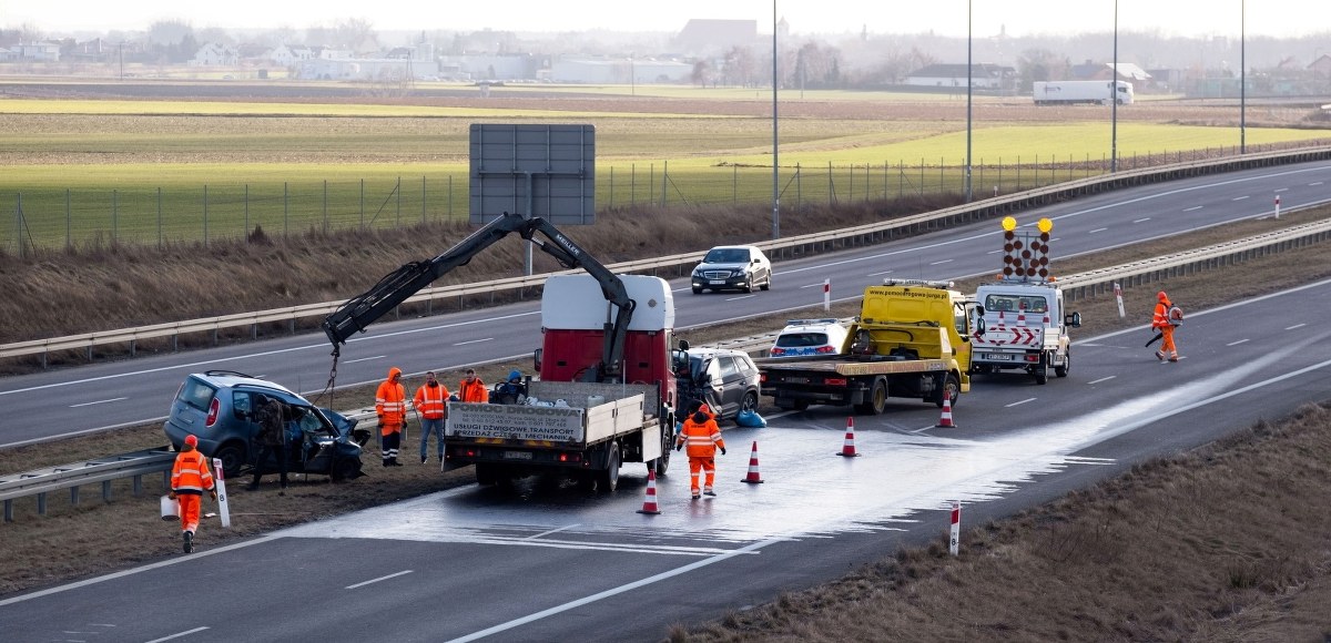 Auto jechało pod prąd, nie żyje jedna osoba. Tragiczny wypadek na S5 - RMF 24
