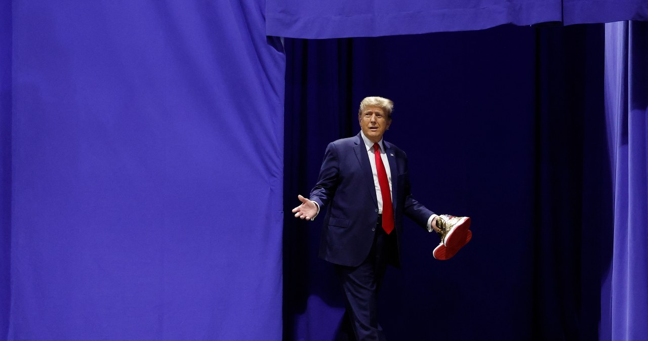 USA. Donald Trump sprzedaje buty. Sneakersy wyprzedały się ...