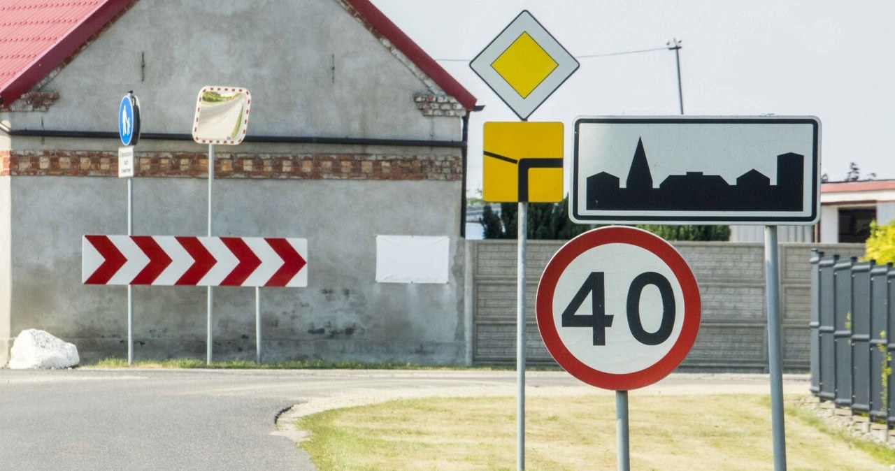 Znak D-42 oznacza kilka pułapek. Mało który kierowca je zna ...