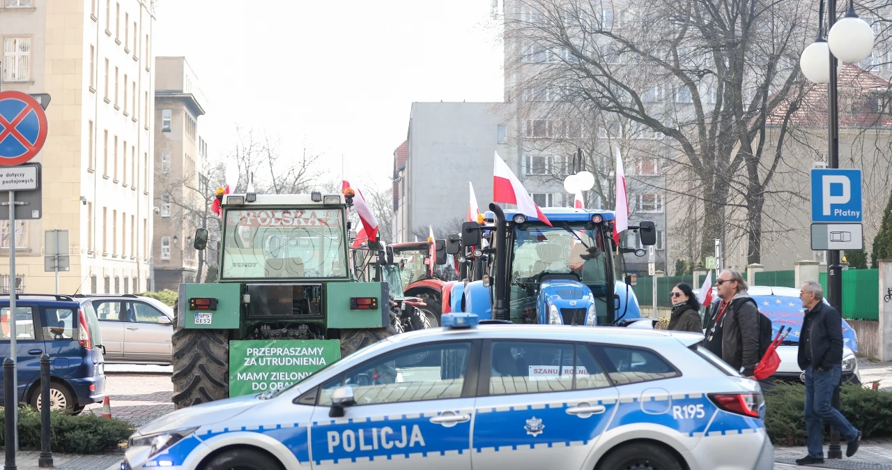 Protest rolników. Starcia z policją, blokady dróg - Wydarzenia w INTERIA.PL