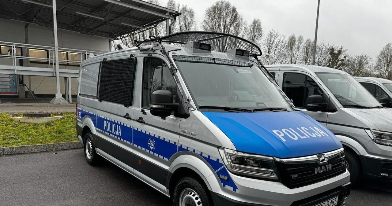 Nowe samochody dla policji. Kosztowały miliony, a wyprodukowano je w ...