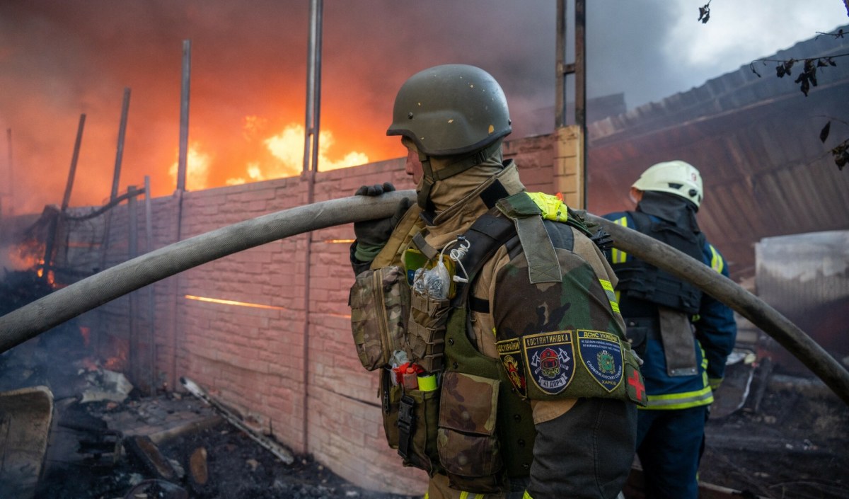 Rosjanie uderzyli w Charków. Bomba kierowana spadła na domy - RMF 24