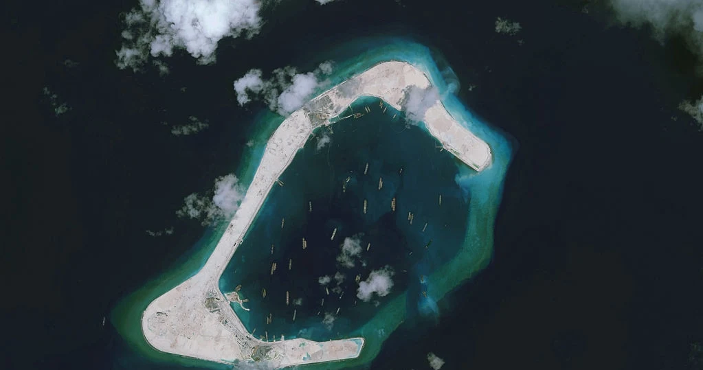 Morze Południowochińskiej. Chiny budują wyspę? Filipiny reagują ...