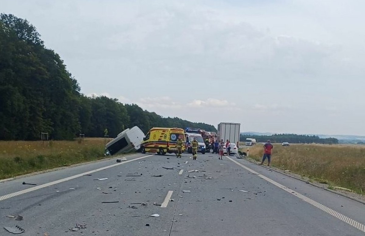 Wypadek busa z dziećmi na Opolszczyźnie. Jedna osoba nie żyje - RMF 24
