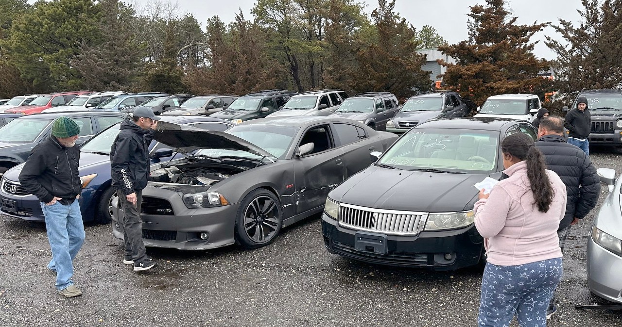 Polacy rzucili się po używane auta z USA. Są tanie i po wypadkach ...