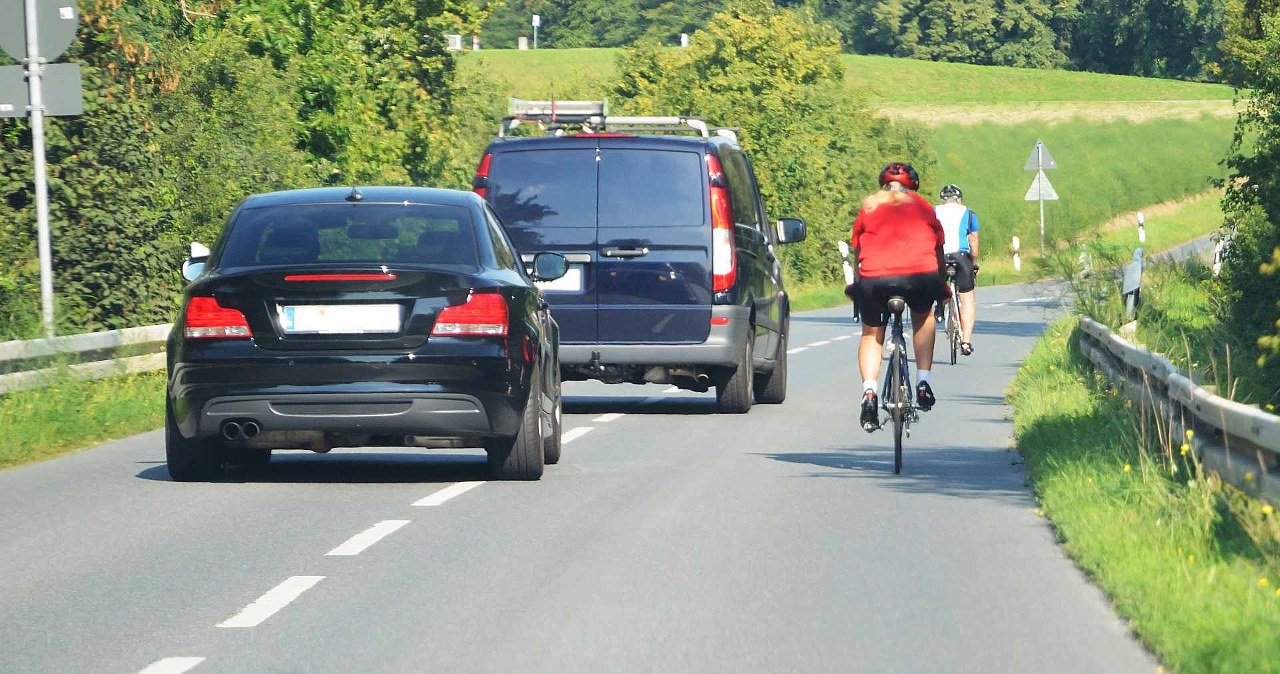 Jaki ma być odstęp, gdy wyprzedzam rowerzystę? Policja wyjaśnia ...