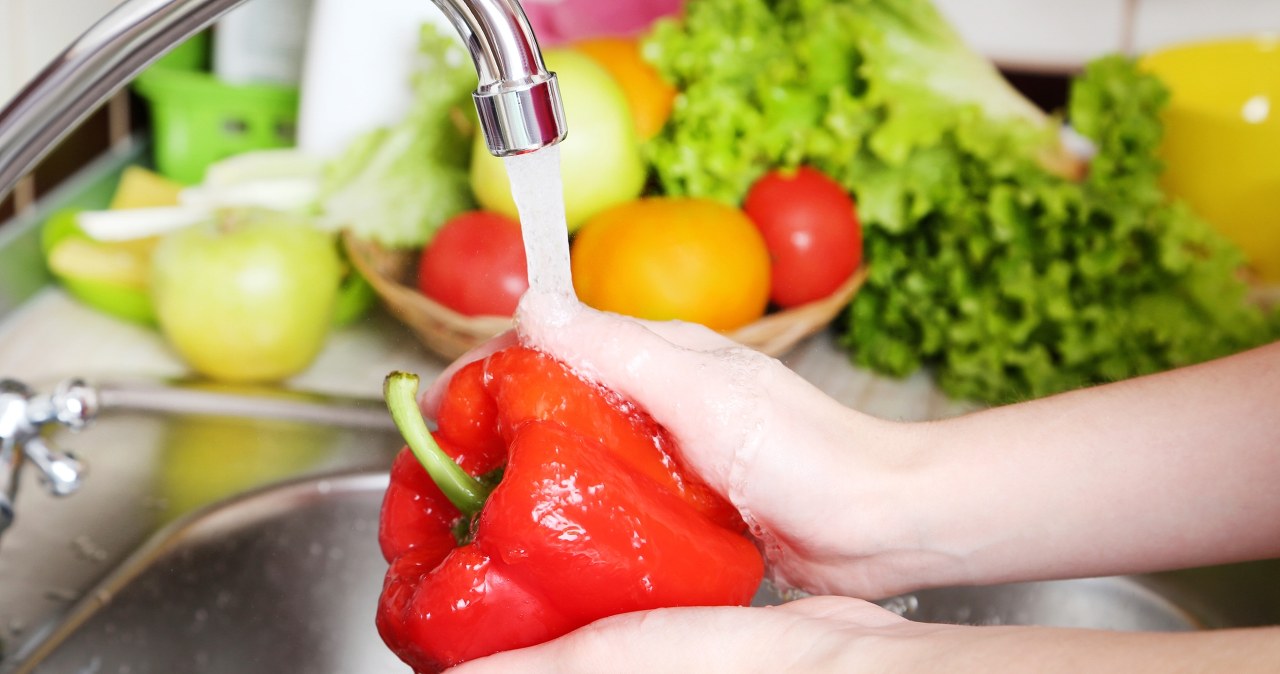 Pestycydy zmywa woda z kranu? Niepokojące doniesienia - Zielona w ...