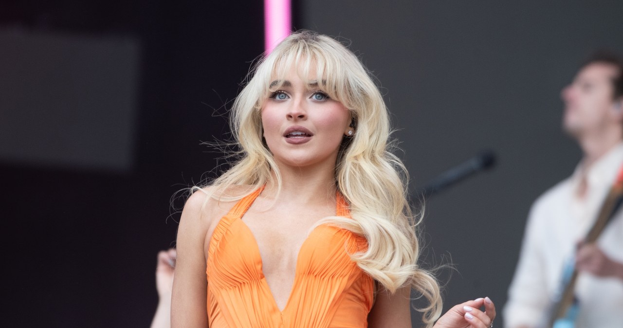 Sabrina Carpenter "skuła" Millie Bobby Brown na scenie. Trasa "Short n ...