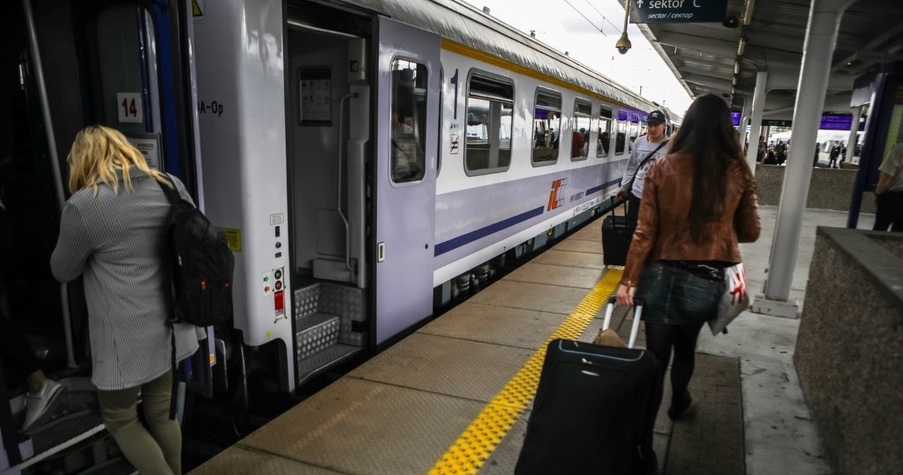 Warszawa. PKP. Awaria na kolei, odwołane pociągi. Duże utrudnienia - Wydarzenia w INTERIA.PL