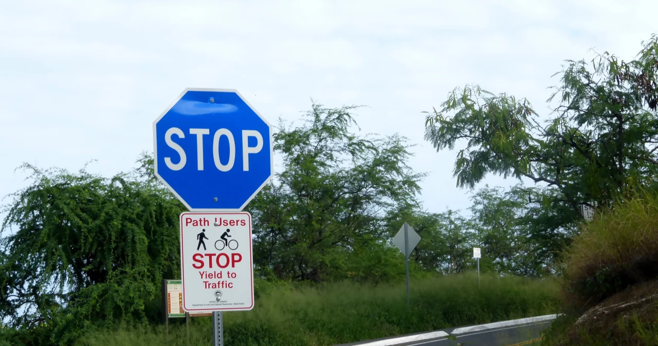 Niebieski znak STOP. Wyjątkowy, bo tylko w jednym miejscu na świecie ...