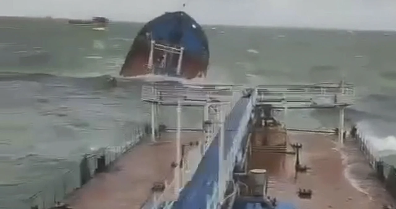 Tankowce z Rosji przełamały się na pół, wycieka olej. "Katastrofa ...