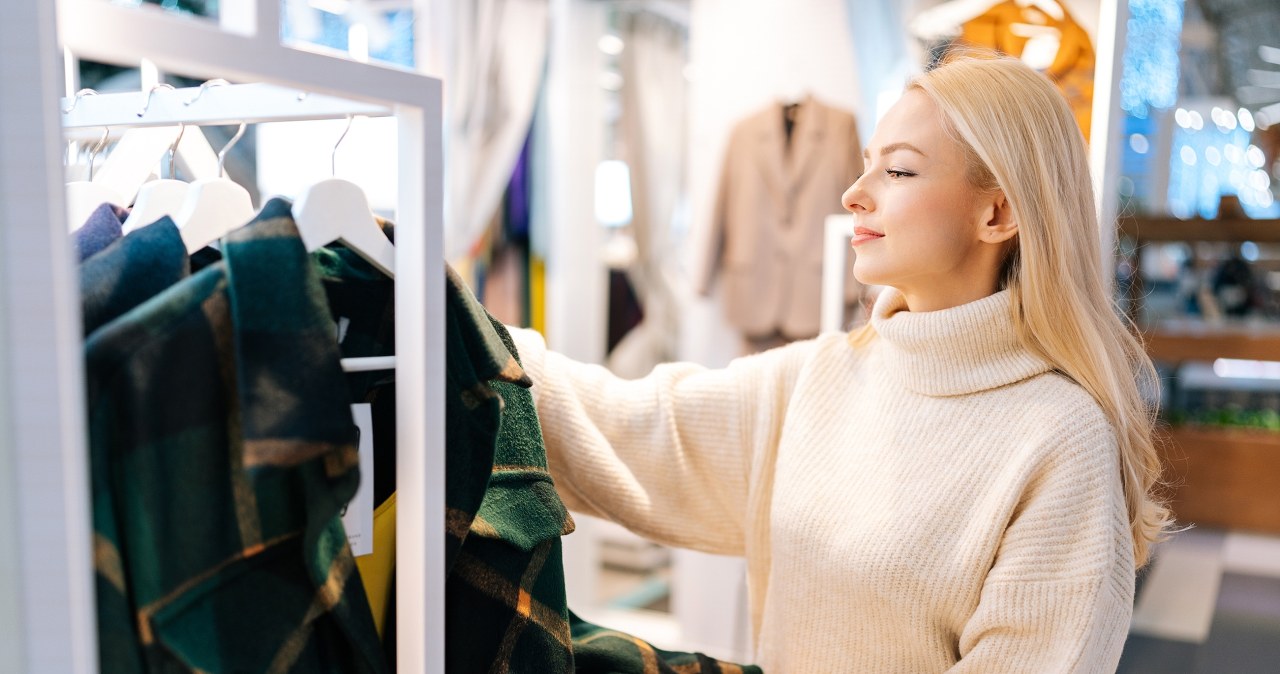 Kolor roku 2025 - jak wykorzystać go w swoich stylizacjach? - top.pl