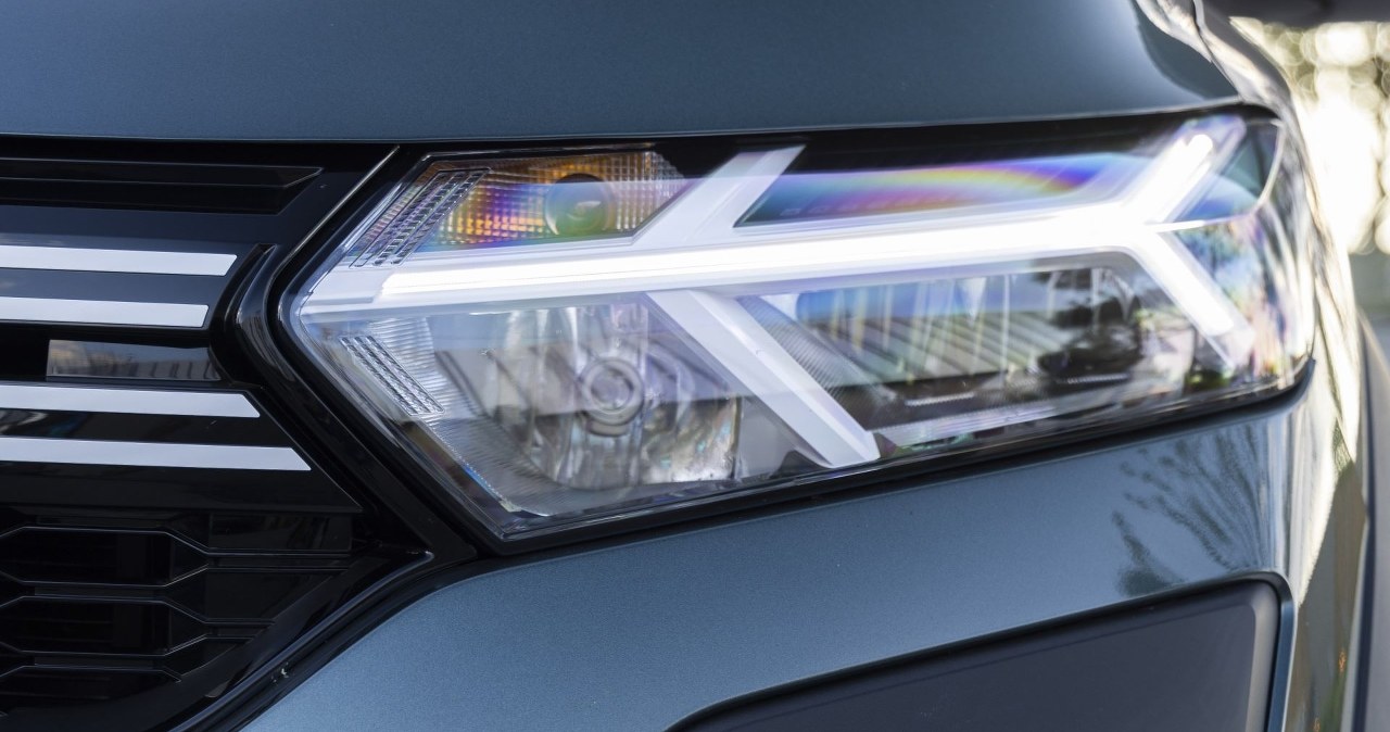 Sprzedaż aut w lutym 2025 r. Dacia na prowadzeniu. Tesla poza ...