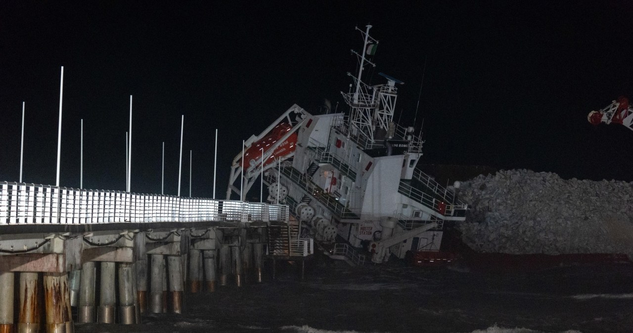 Pogoda uderzyła we Włochy. Statek "Guang Rong" fale rzuciły na molo ...