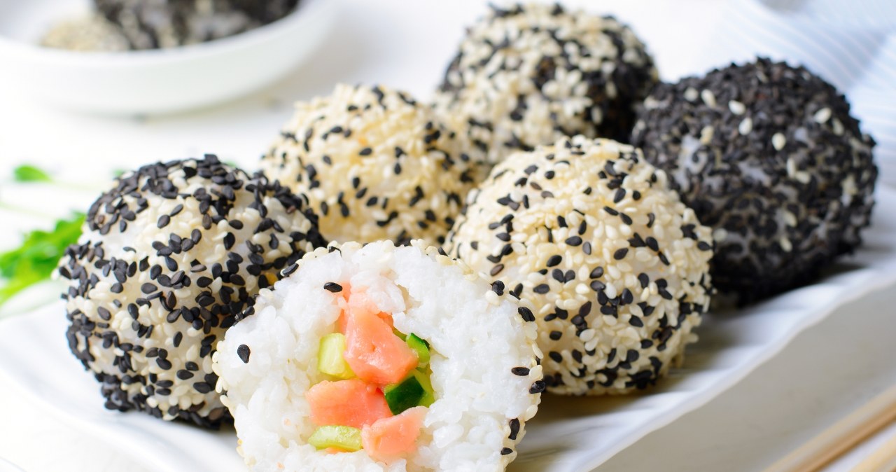 Czym jest i jak zrobić sushi balls? Oto domowe sushi bez zawijania ...