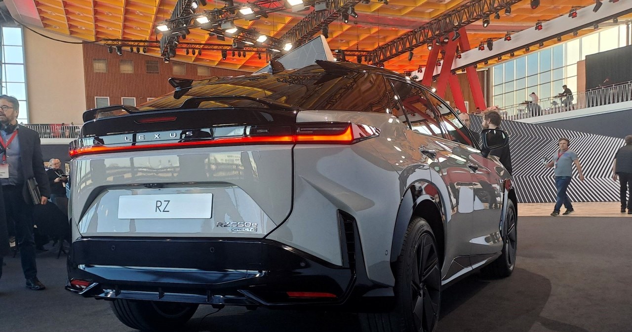 Lexus RZ po liftingu. Ma wolant i manualną skrzynię biegów ...