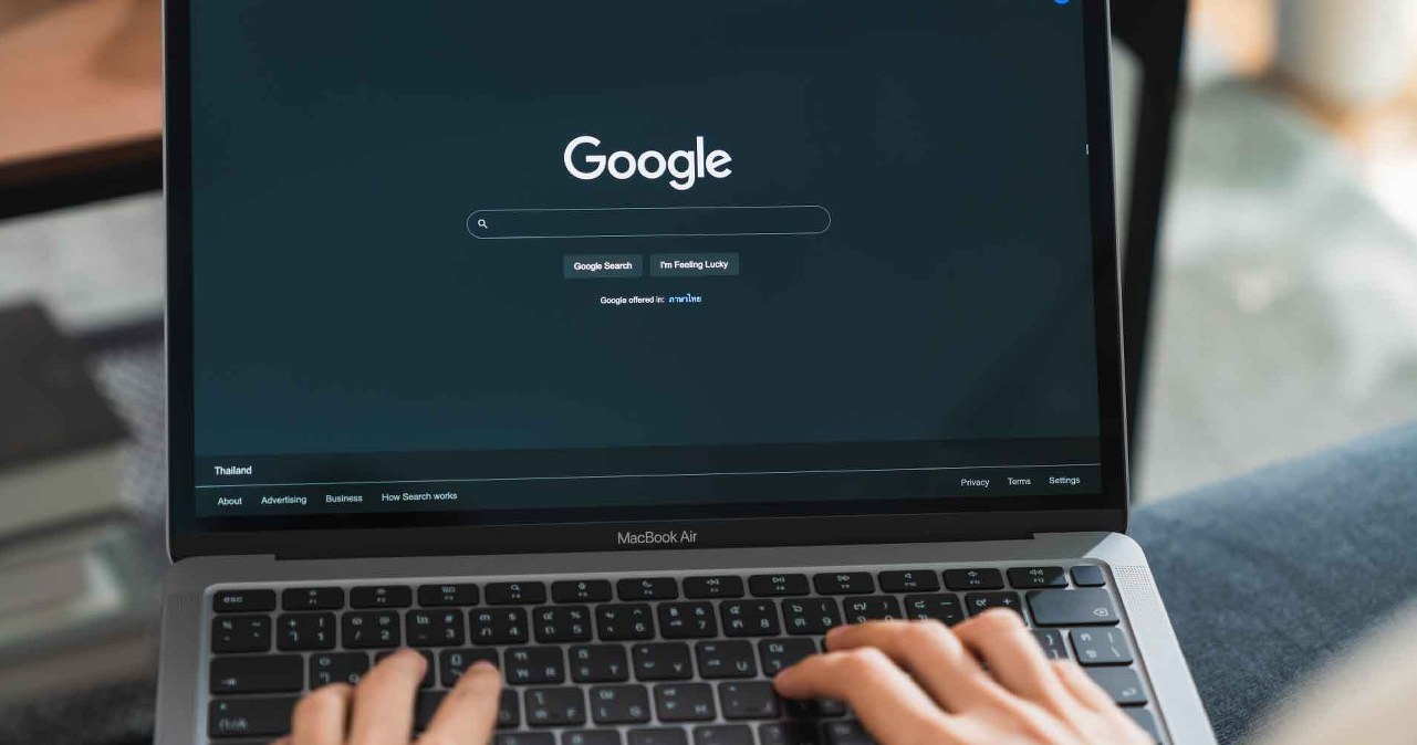 Jak zmienia się wyszukiwarka Google? Czym jest AI Overview? - Biznes w ...