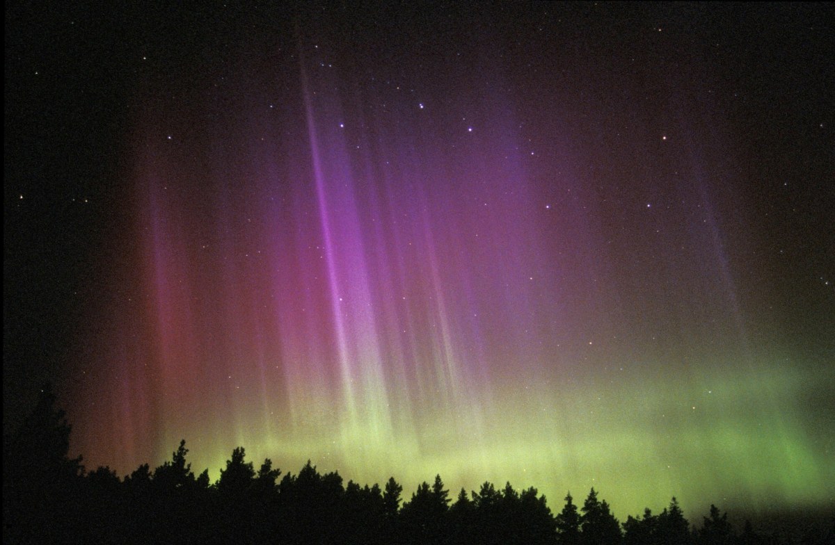 Zorza polarna w Polsce widoczna gołym okiem. Kiedy niebo rozświetli się kolorami? - RMF 24