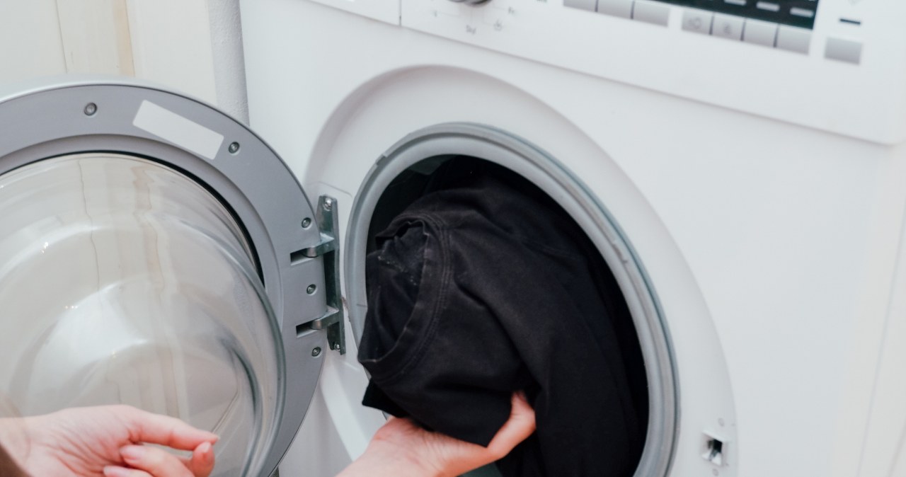 Co zrobić, żeby czarne ubrania nie wyblakły podczas prania? Zastosuj trik z solą - top.pl