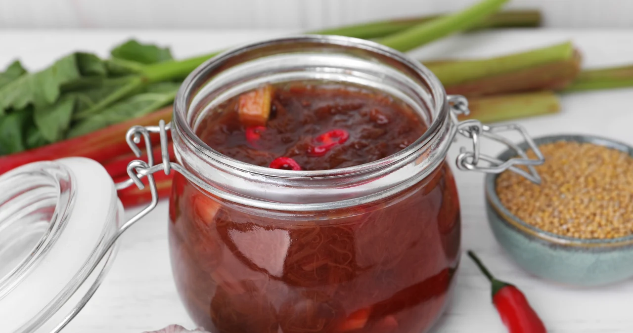 Rabarbar — doskonały dodatek do dań mięsnych. Co z niego zrobić ...