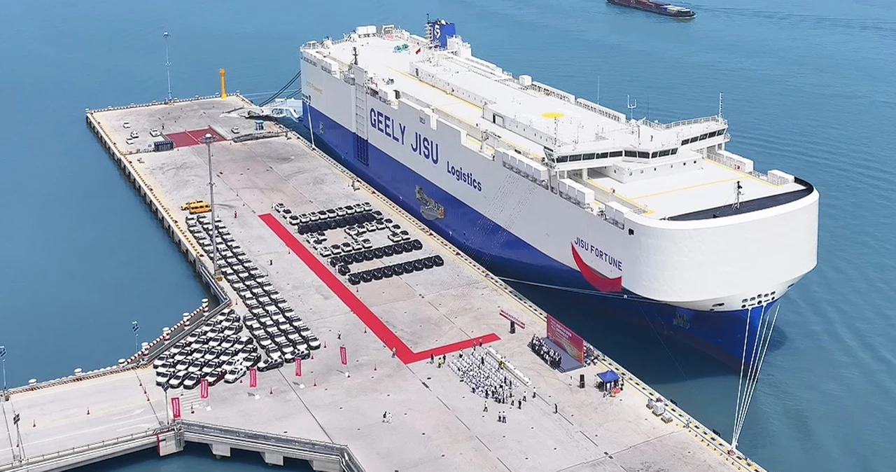 Geely JISU Fortune już płynie. Na jego pokładzie tysiące aut ...