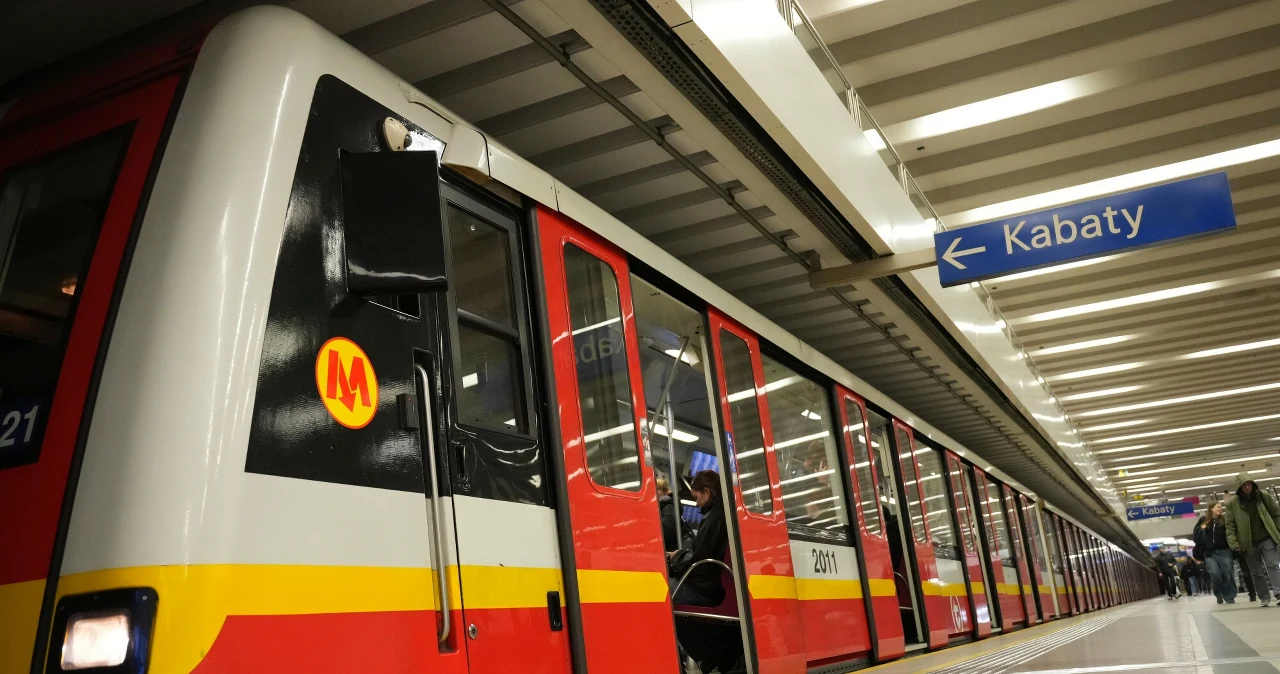 Warszawa, linia metra M1. Pociągi wracają na trasę. Pominą jedną stację ...