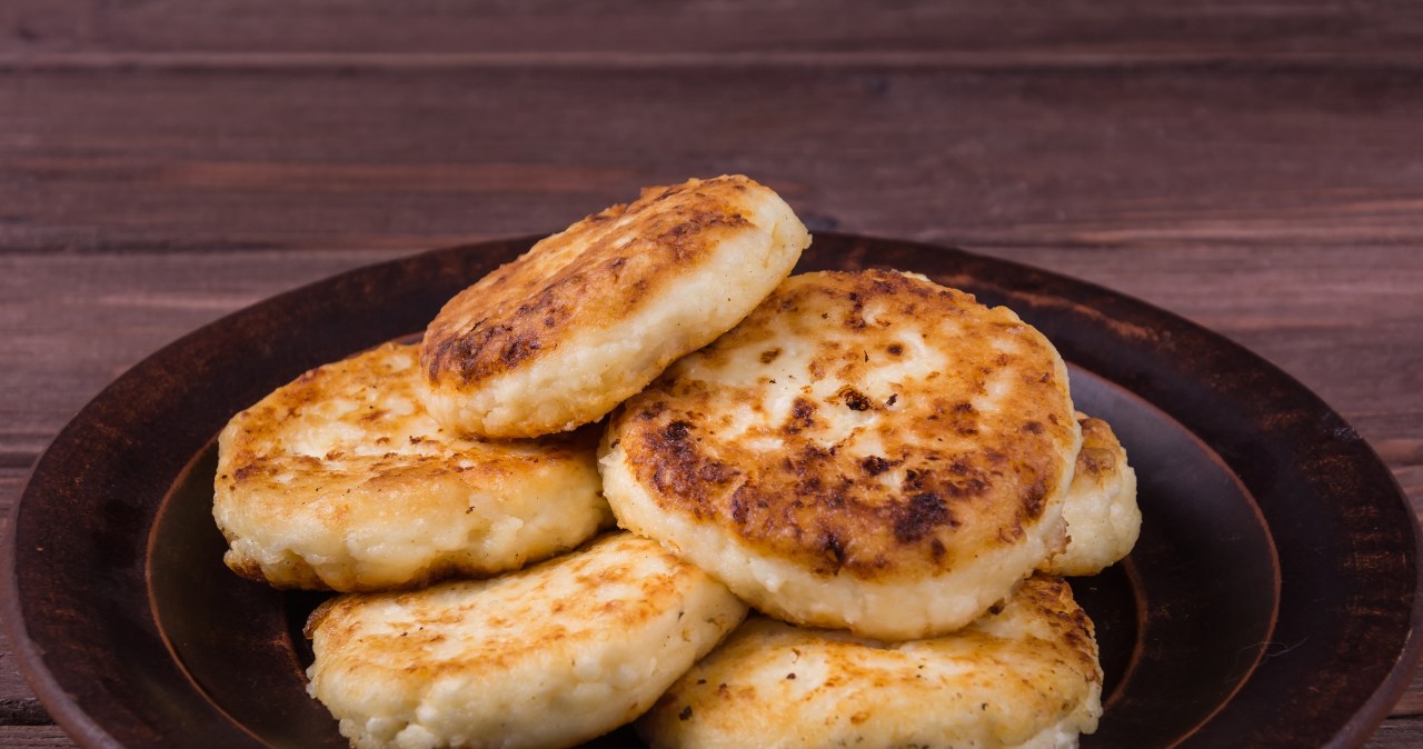 Placki z serka wiejskiego i marchewki - przepis i propozycje podania - top.pl